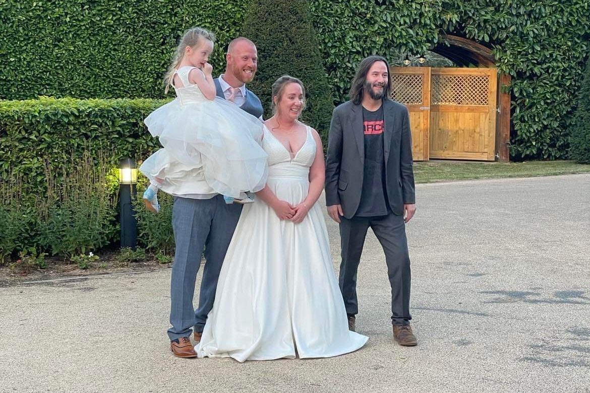 Keanu Reeves Gets Wedding Invite to UK Bar, Shocks Married Couple With ...